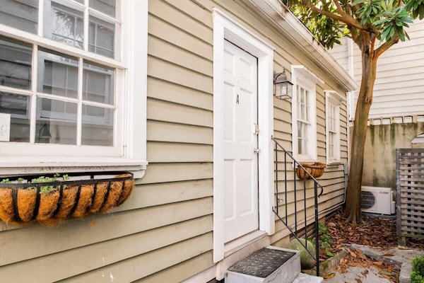 1895 Tiny Cottage|walk To Bars & Restaurants| Sleeps 3 - South Carolina Aquarium, Charleston