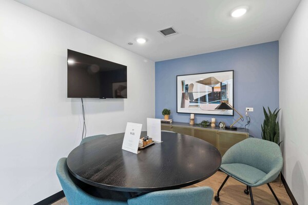 1br City Loft With Modern Glass Views - Niles, IL