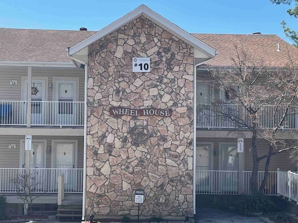 Lakeside Stay For Two By Wet Feet Retreats - Lake Ozark, MO