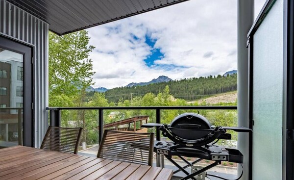 Cosmos Getaway | Mtn Views | Ac | Bbq | King Bed - Golden