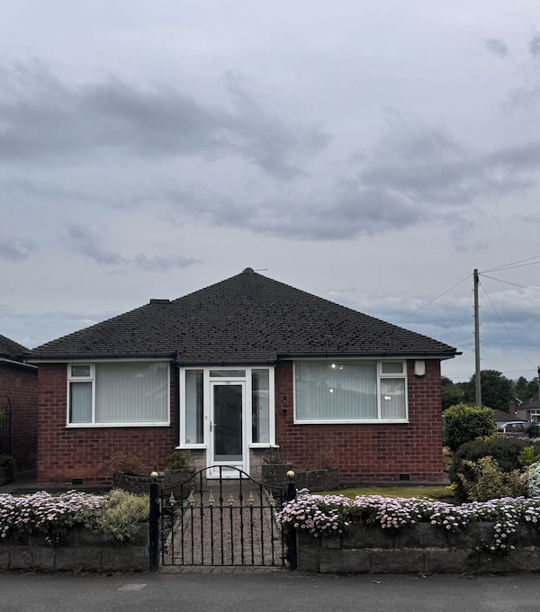 Bungalow Bliss: Recently Renovated 3 Bedroom Stay - Mánchester