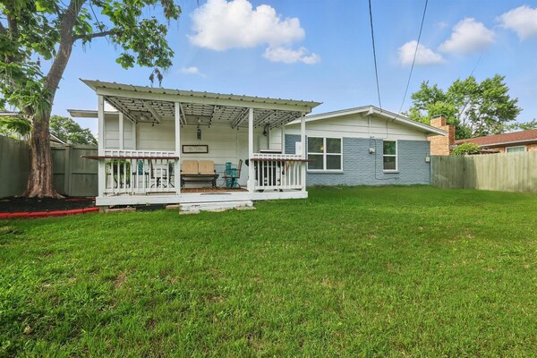 Charming 3-bed/2-bath Hidden Gem W Yard (Sleeps 6) - Richardson, TX