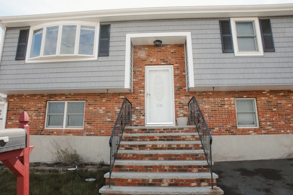 The Sapphire House With Deck In Revere Beach - Beverly, MA