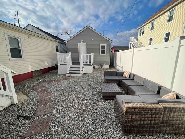 Charming 2-bedroom Cottage And Courtyard With Wifi, Ac In Seaside Heights - Point Pleasant, NJ