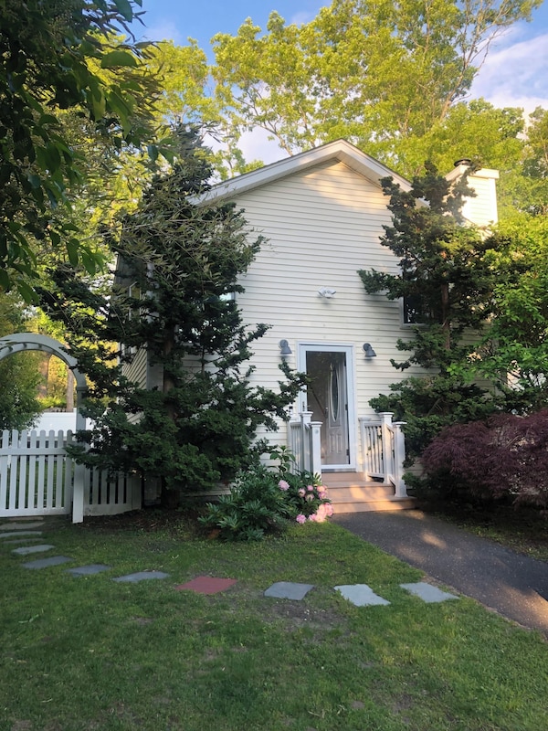Hamptons Getaway 3 Bed 2 Bath With Hot Tub - Riverhead, NY