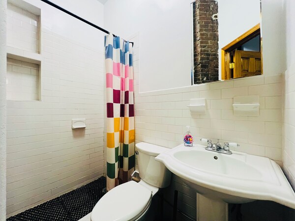 The Manhattan 44 - Times Square Gem, 4 Beds, Fast Wi-fi - Blissville, NY