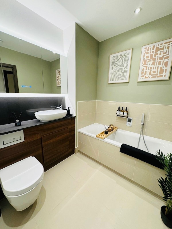 High-spec Modern 2 Bed Apartment- Private Parking - Maidstone