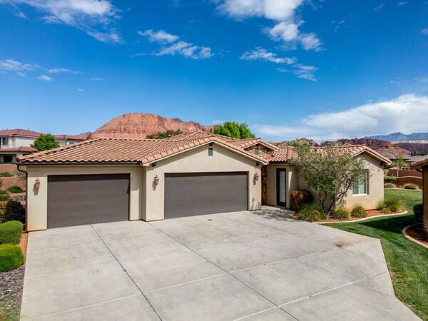 Luxury Retreat In Paradise Village  Sleeps 32  Private Hot Tub & Resort Amenities! - St. George, UT