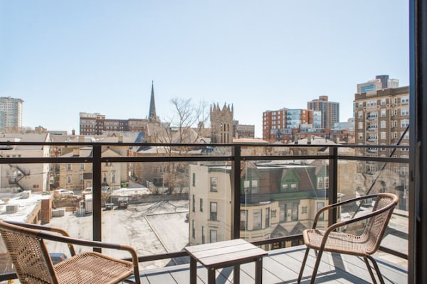 Modern East Side 1br Apt With Balcony, Pool, And Gym - Milwaukee, WI