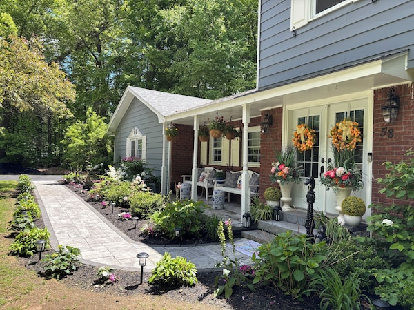 The Blue Lady Of Saratoga.  Spacious Retreat W/ Private Pool & Backyard Oasis - Saratoga, NY