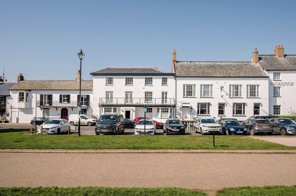 Market Cross House, Aldeburgh. Sea Front Holiday Home - Aldeburgh