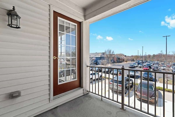 *New* Auburn Hills Dt Condo - Auburn Hills, MI