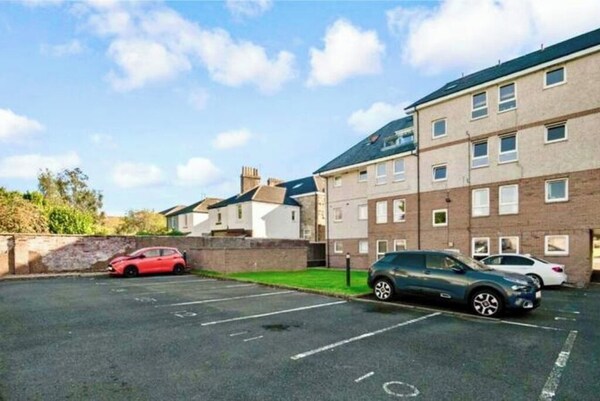 Luxurious Ensuite Flat With Free Parking - Glasgow Airport (GLA)