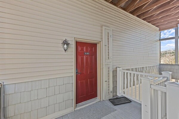 The View At Mountainside Resort - Fully Renovated Condo W/pool & Hot Tub - Stowe, VT