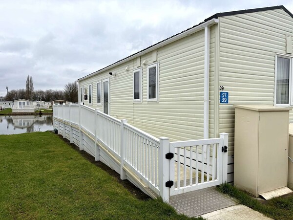 Sunnyside Static Lakeside Home - Cotswolds