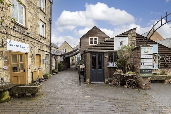 Dog Friendly Apartment - The Miller's Snug At Cowley House - Cirencester