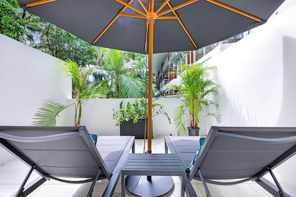 Hotel Drift 3201- Beachfront Bliss | Stylish 1br Retreat W/ Pool, Gym & Parking - Palm Cove