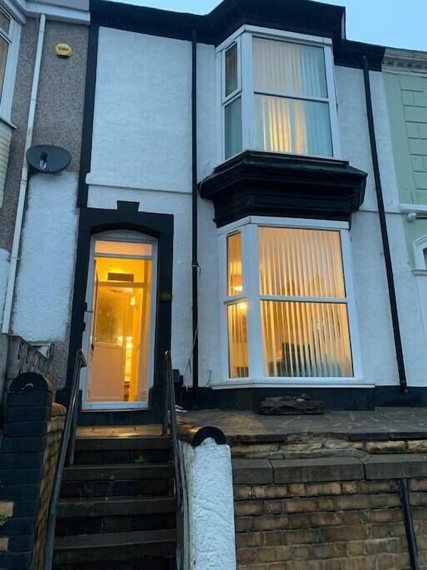 5 Bedrooms 4 Double Rooms Smart Tv's In All Rooms - Swansea, UK