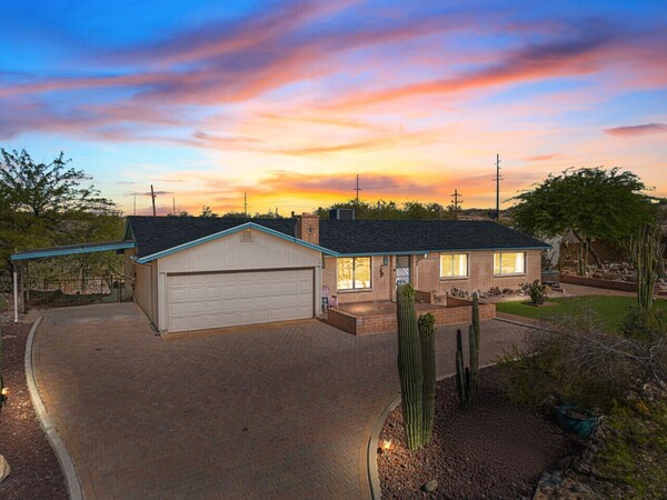 Oasis On The Hill With Mountain Views - Marana, AZ