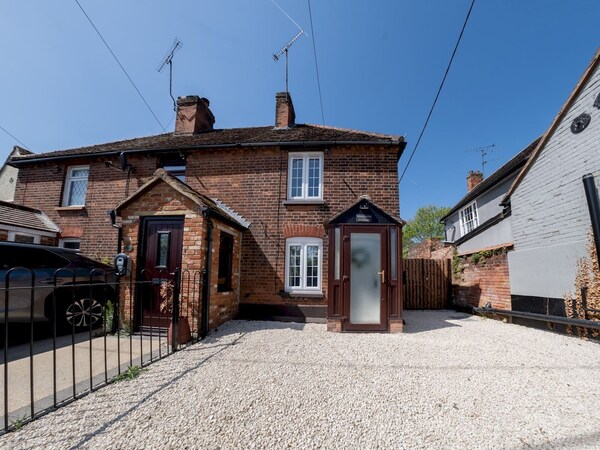 Magnolia Cottage, Your Cosy Getaway! | Pass The Keys - Essex