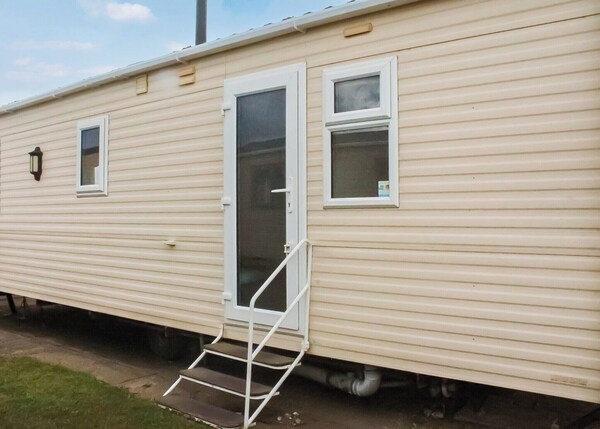 Introducing The Abi Vista, A 2-bedroom Caravan Designed To Accommodate Up To 6 Guests. - Caister-on-Sea