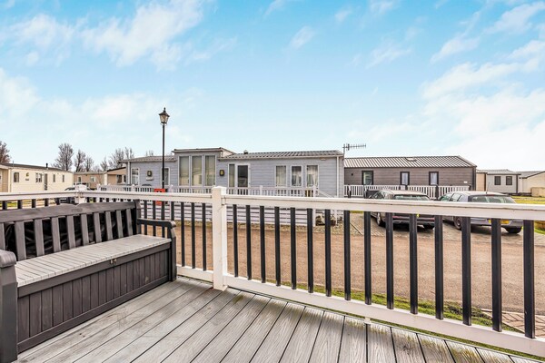 Charming Home In Lakeside Park | Pass The Keys - Chichester