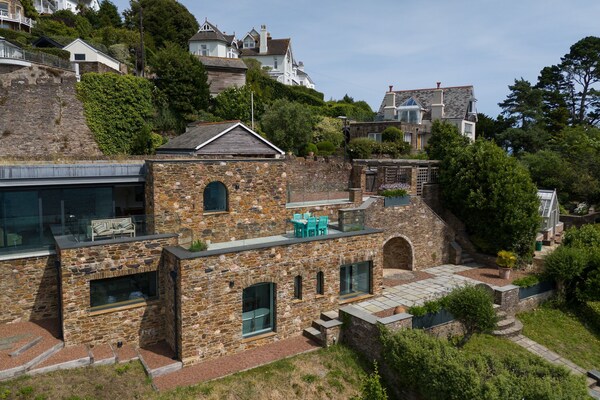 Luttrells Is A Luxury Private Holiday Home In Pole Position Overlooking The River Dart In Kingswear - Kingswear