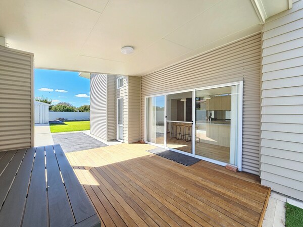 Vita Bella  Modern Coastal Retreat Just Steps From Robes Iconic Long Beach - Robe
