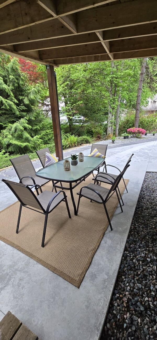 Spacious 3 Bedrooms Nature Lover's Retreat In North Vancouver - West Vancouver