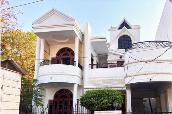 Family Room With Private Bathroom - Prayagraj