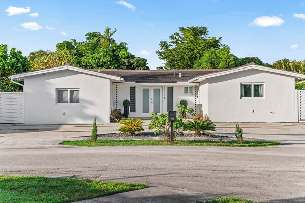 Family Retreat: Pool, Games & Private Apartment - Palmetto Bay, FL