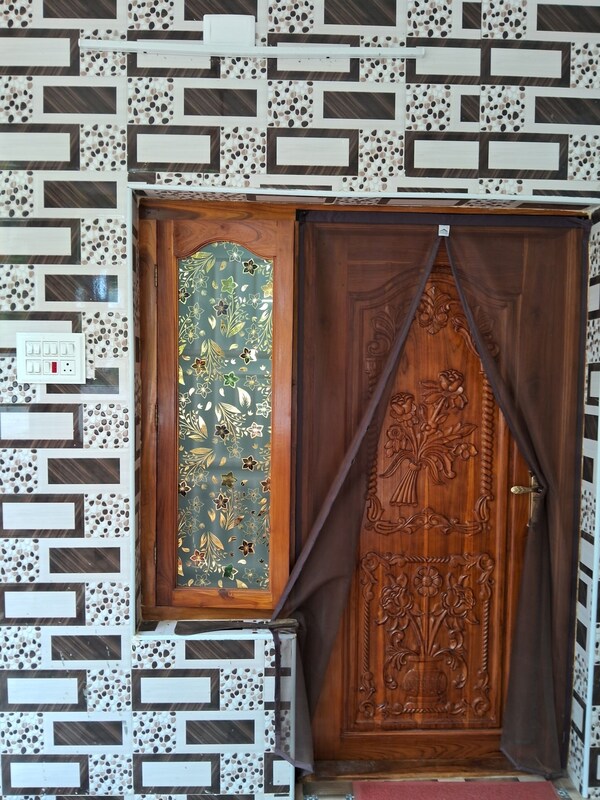 Charming 2-bedroom House Within 2km Of Temple With Wifi, Ac And Parking Facility - Thiruchendur