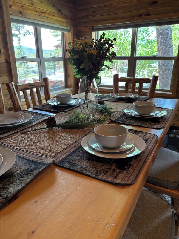 Welcome To This Cozy, Historic Cabin In Downtown Woodland Park! Pet Friendly - Woodland Park, CO