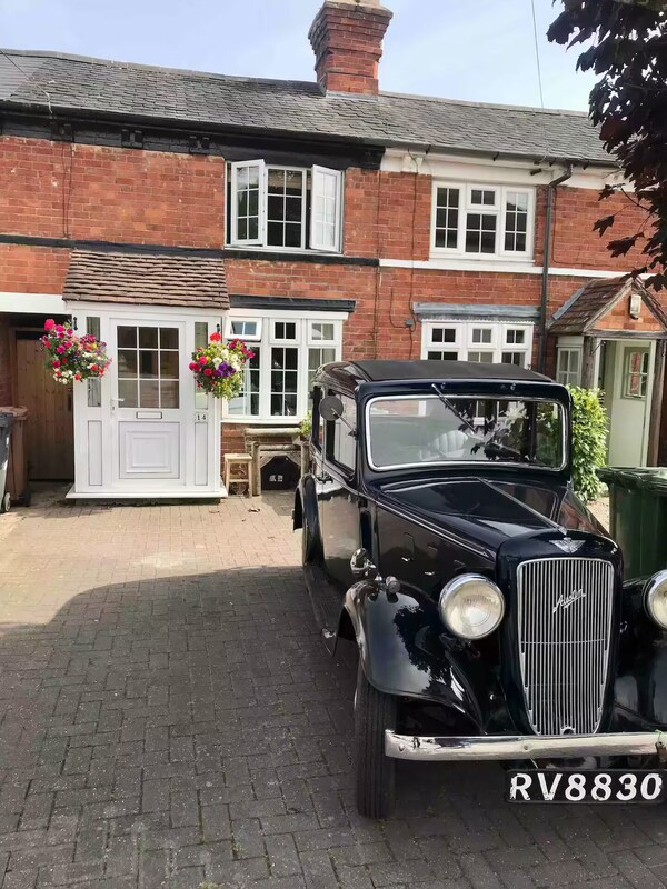 Bumblebee Cottage: 200 Year Old Oak Beamed Home - Birmingham