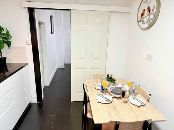 Large Cardiff House + Free Parking, Near City Centre - Wales