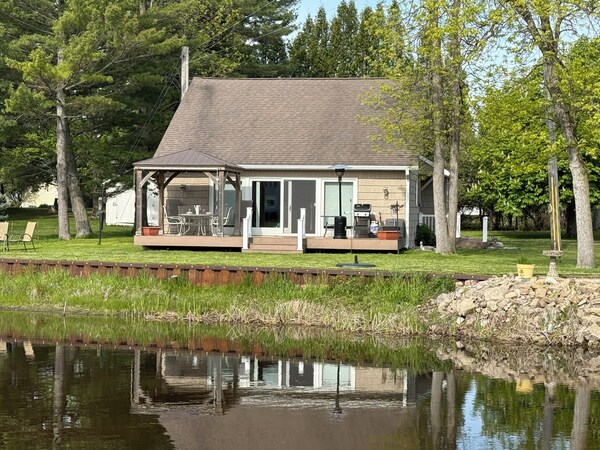 Charming 3-bedroom Riverside Cottage In Brilliant Tawas City - Tawas City, MI