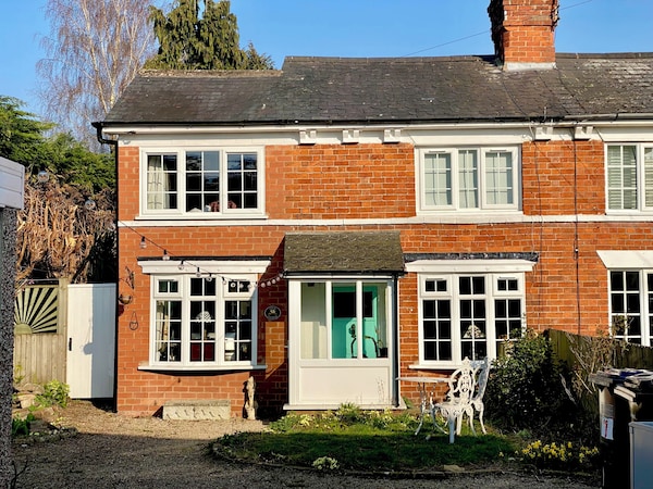 Butterfly Cottage: 200 Year Old Georgian Home With Period Furniture - Birmingham
