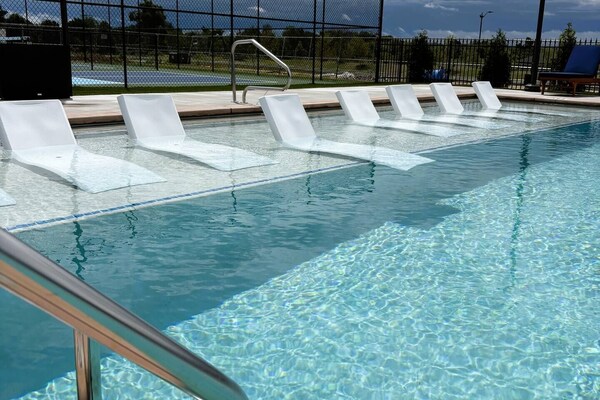 New Luxury 1br W/ Pool, Sauna, Ev + 5min Bike To Art By Copperkey Collection - Crystal Bridges Museum of American Art