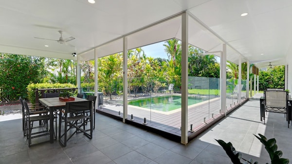 Steps To The Beach, Pool At Your Door - Trinity Beach