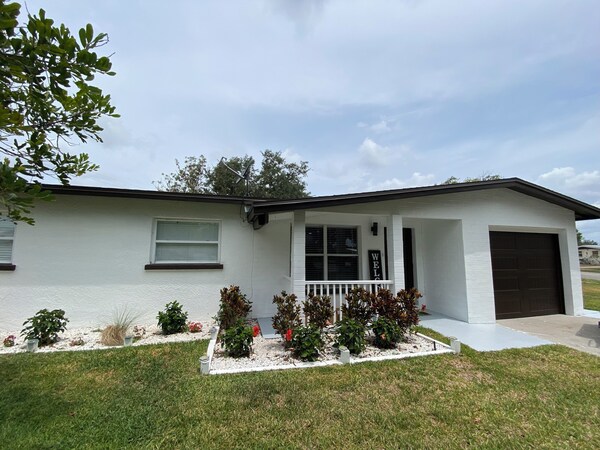Beautiful, Comfortable Pool Home 15 Minutes From Famous Siesta Key Beach. - Sarasota, FL