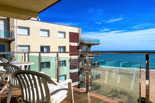 Bright Flat With Direct Beach Access - Calella
