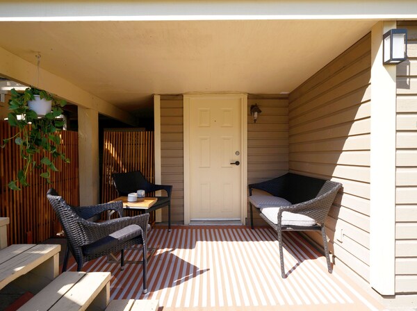 Cozy Two Bedroom Ground Garden Suite Close To Downtown - Vancouver