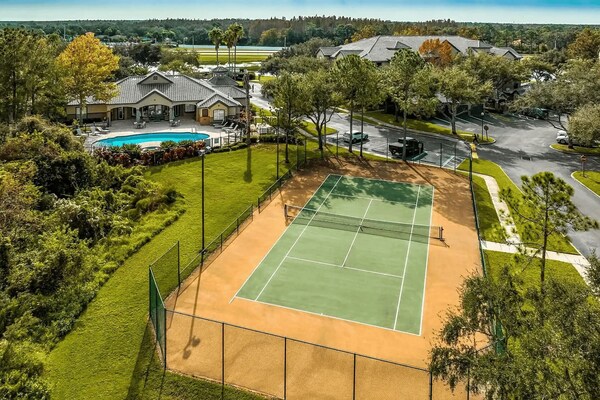 Cozy Gem In Tampa W/ All Amenities, Pool, Hot Tub, Gym, Tennis Court! - Tampa, FL
