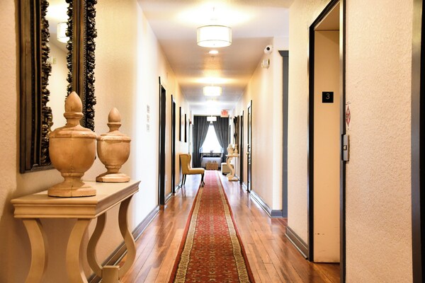 Charming 1-bedroom Hotel With Wifi, Ac In Wonderful Deland - DeLand, FL