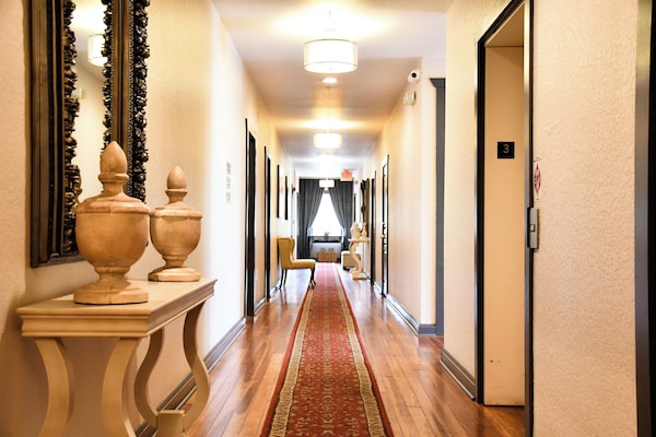 Charming 1-bedroom Hotel With Wifi, Ac In Wonderful Deland - Orange City, FL