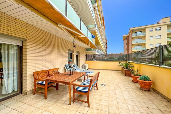 Apartment In Fenals Near Beach & Saltwater Pool - 濱海略雷特