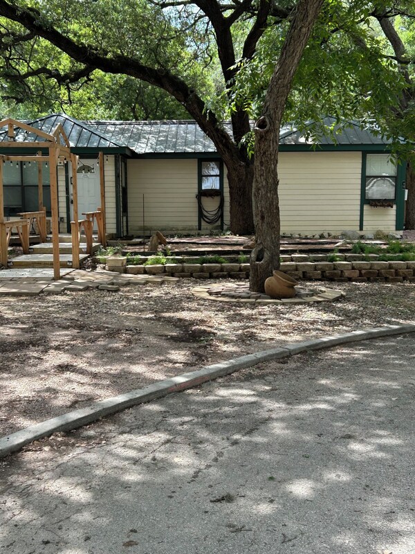 Cute Casita  . Near River Tubing. Room Service. Dog Friendly. Quiet Area - San Marcos, TX