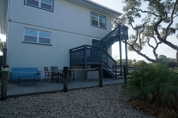 2 Bd Apt Walking Distance To Beach & Ocean Center - Ormond Beach, FL