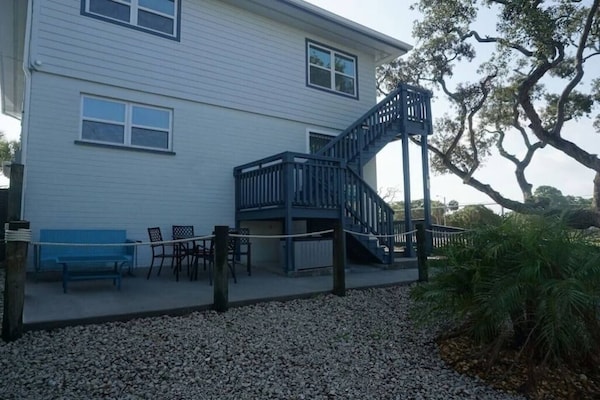 2 Bd Apt Walking Distance To Beach & Ocean Center - Ormond Beach, FL