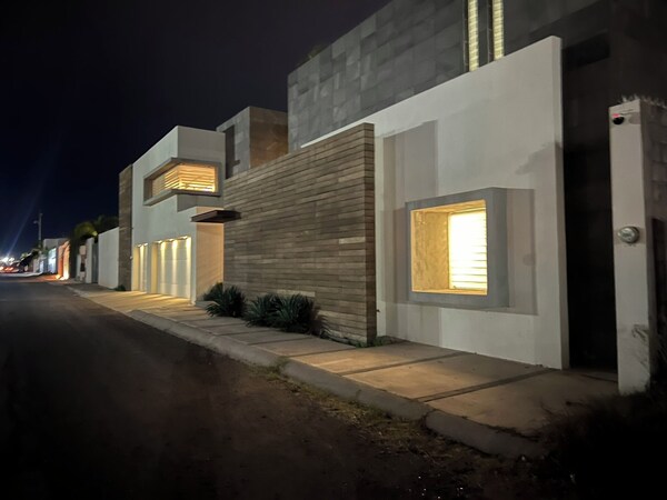 Spacious 4-bedroom House With Wifi, Pool, Fitness Room In Welcoming Delicias - Delicias